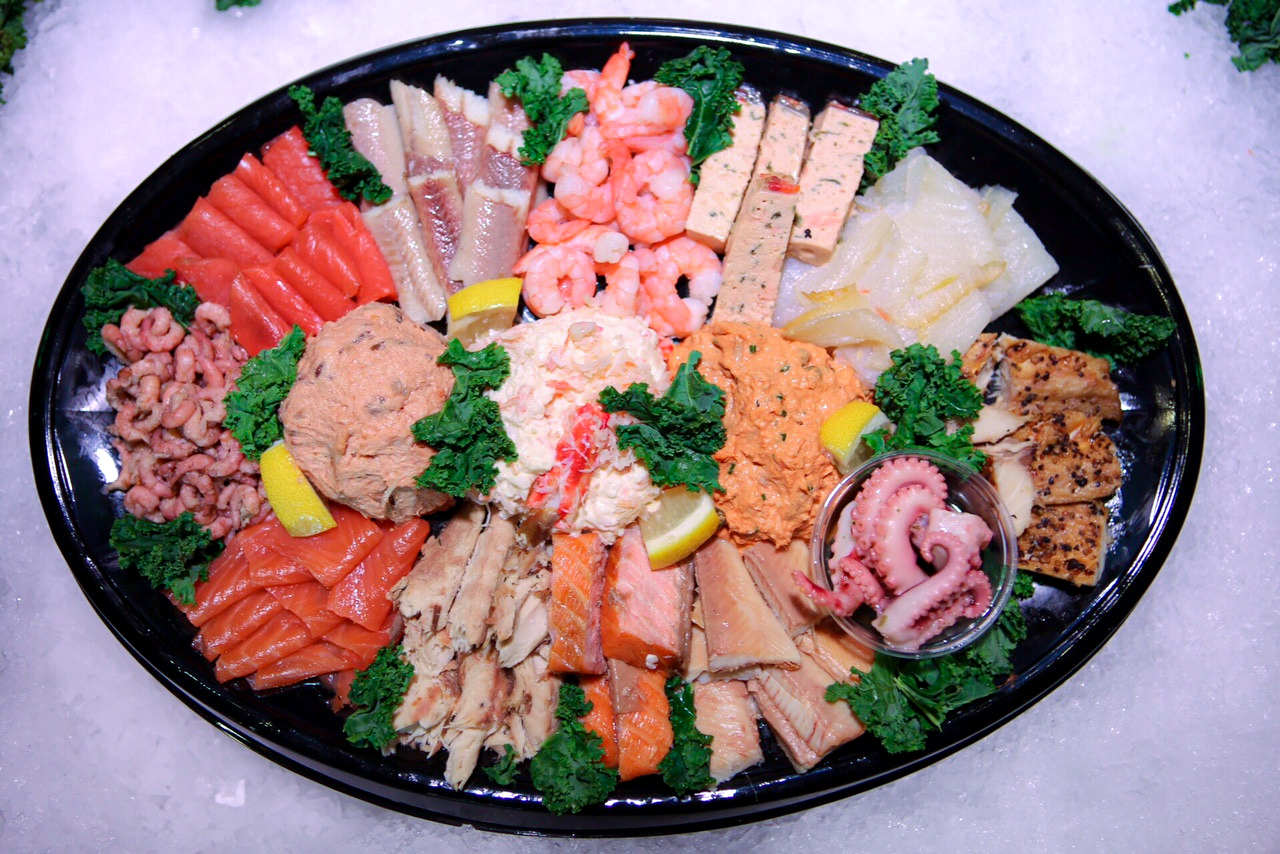 Grote gemengde gerookte vis/salade schotel – Zee op tafel